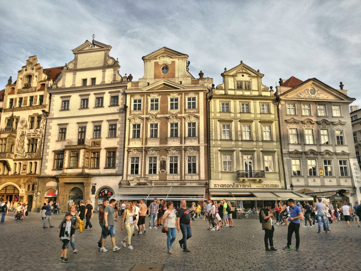 Praga: Do plesoče hiše, na trdelnik in h gigantskim dojenčkom