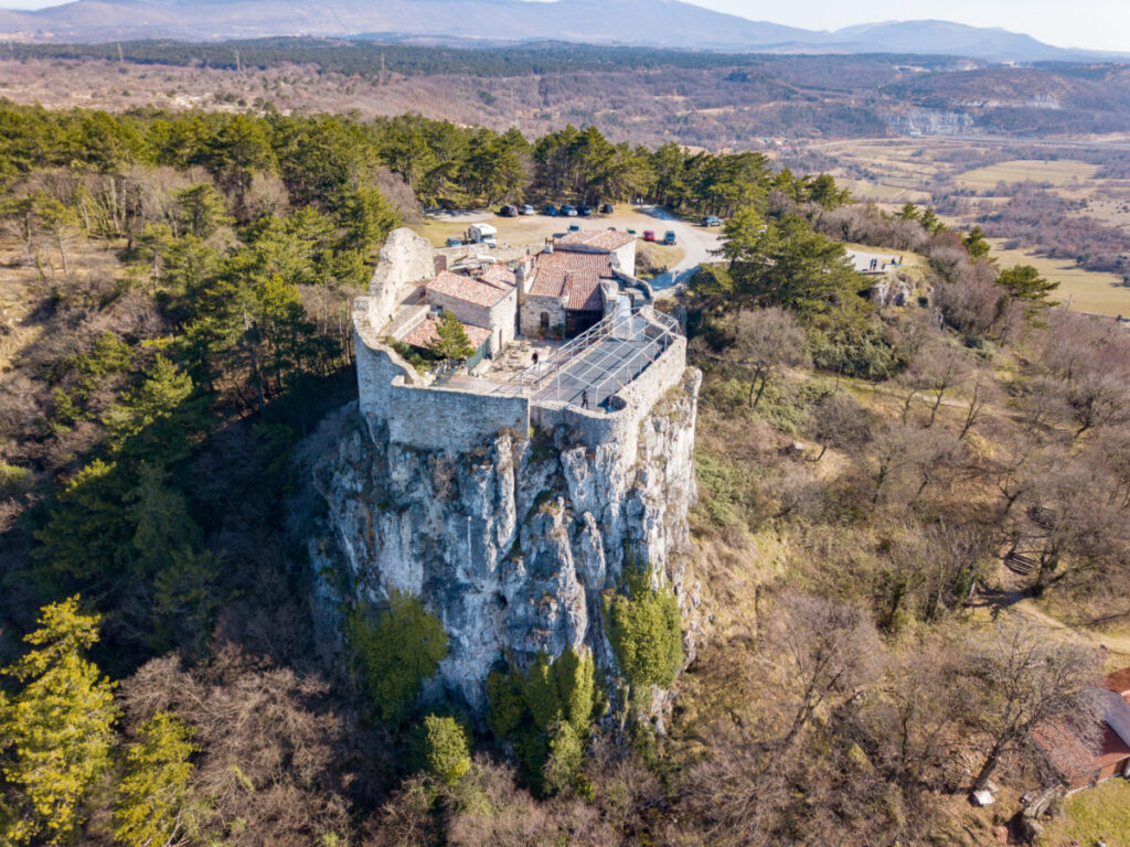 Ideja za izlet: Očarljiv slovenski grad s pogledom na Trst - Vandraj